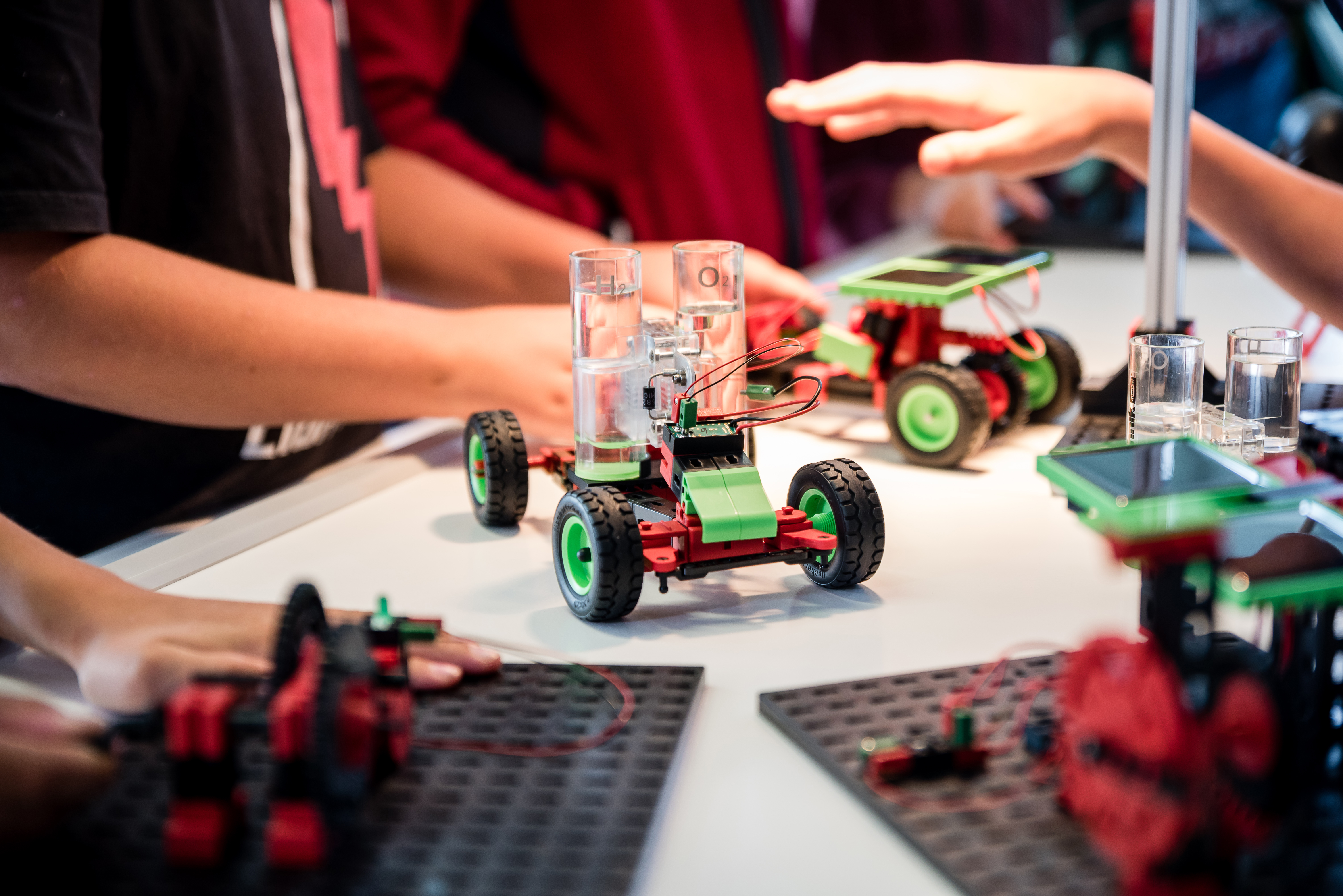 Mit fischertechnik bereits in der Schule die Zukunft gestalten - Unternehmensgruppe fischer