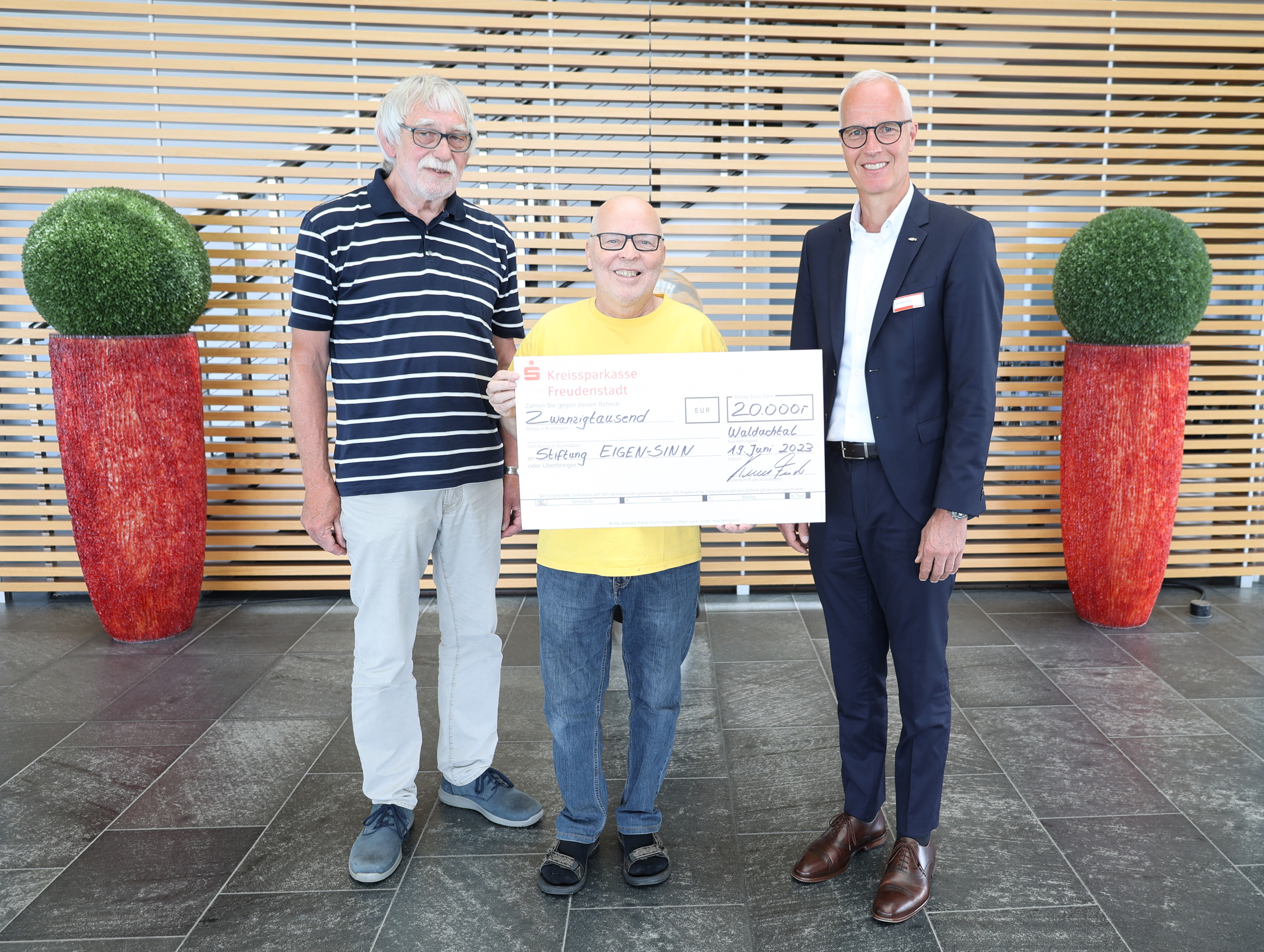 Prof. Fischer spendet 20.000 Euro an Stiftung EIGEN-SINN in Freudenstadt - Unternehmensgruppe ...